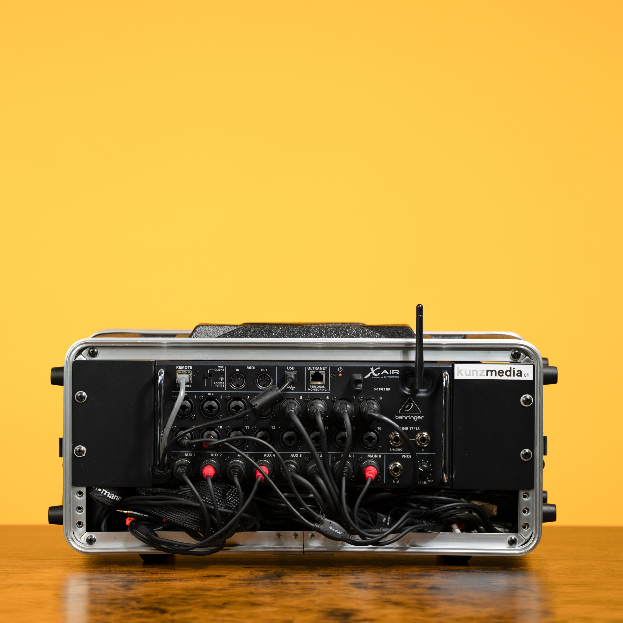 Behringer X Air XR18 & Behringer ULTRALINK MS8000 Rack - KunzMedia ...