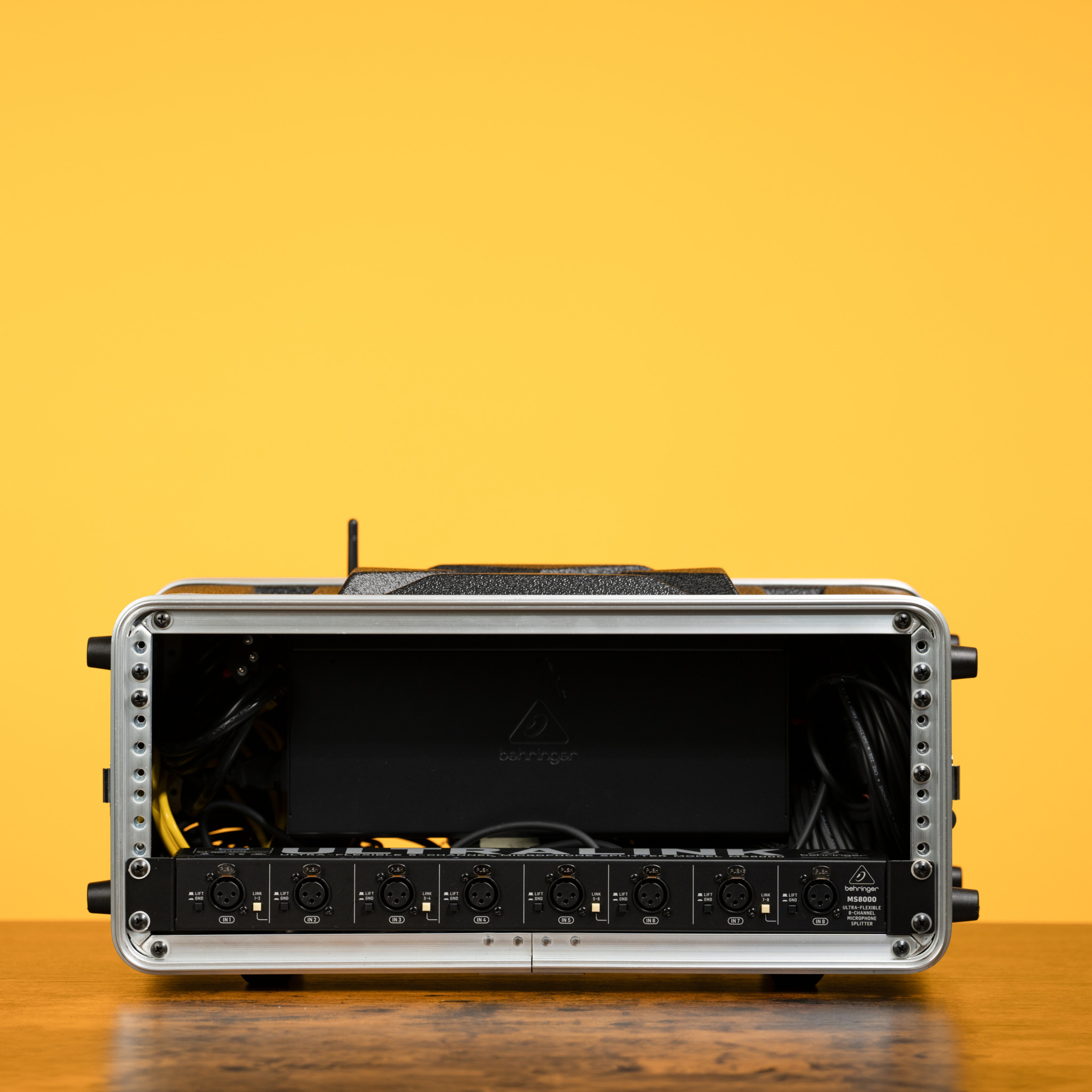 Behringer X Air XR18 & Behringer ULTRALINK MS8000 Rack - KunzMedia ...